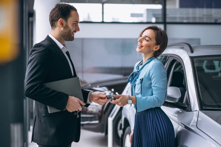 ¿Por qué es más fácil vender a dos clientes que a uno?